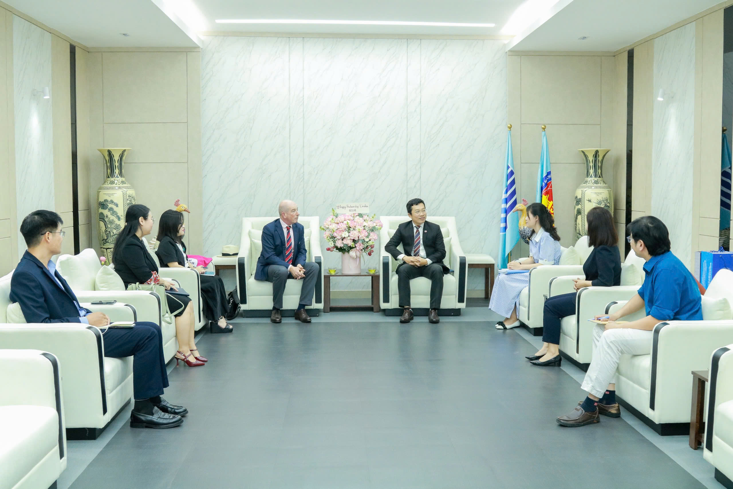 Nhà trường làm việc với giáo sư Simon Tormey, Đại học Deakin (Úc)