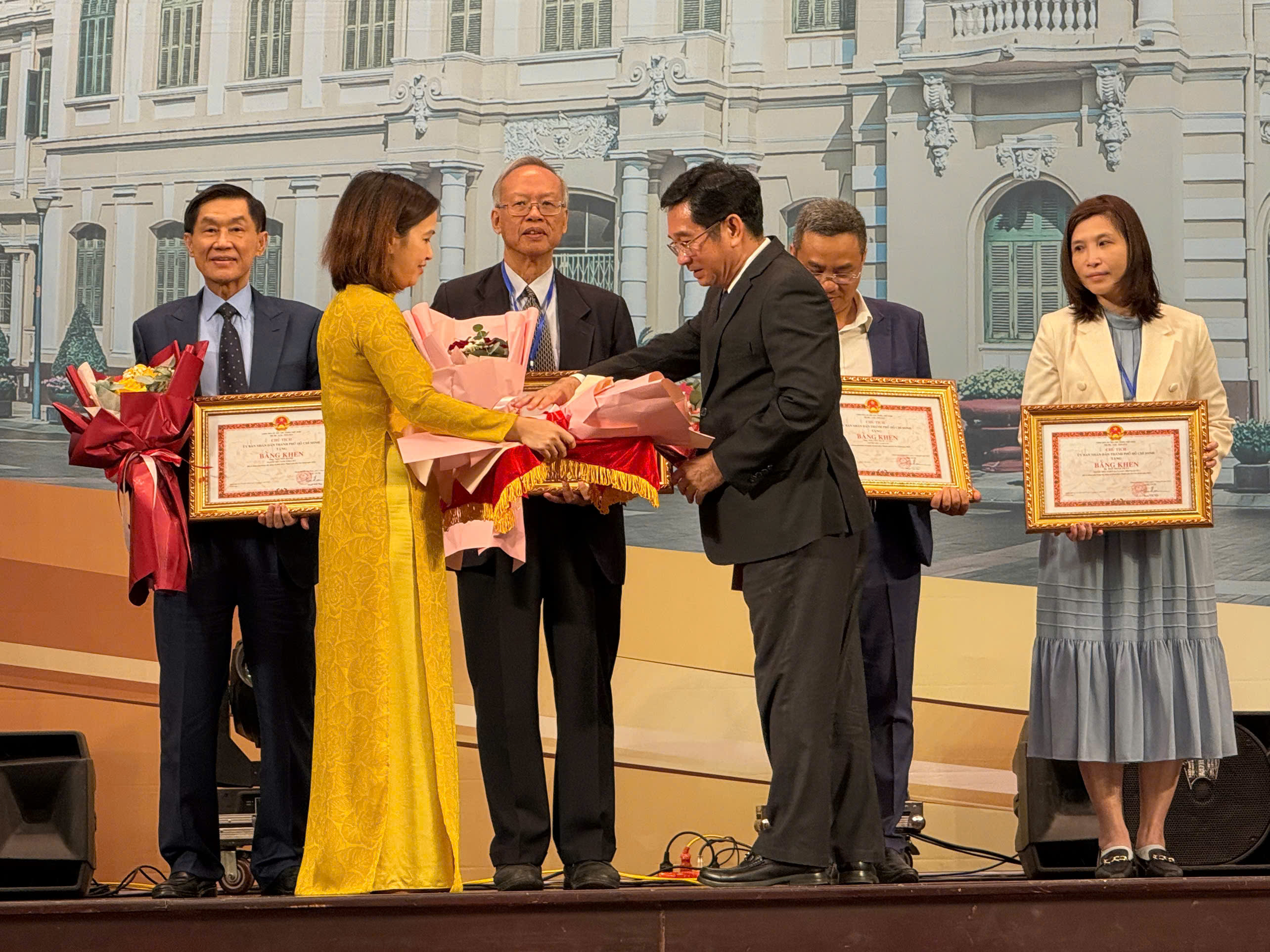 Ủy ban Nhân dân Thành phố Hồ Chí Minh trao Bằng khen cho GS. Lương Văn Hy, Chủ tịch Hội đồng Đạo ...