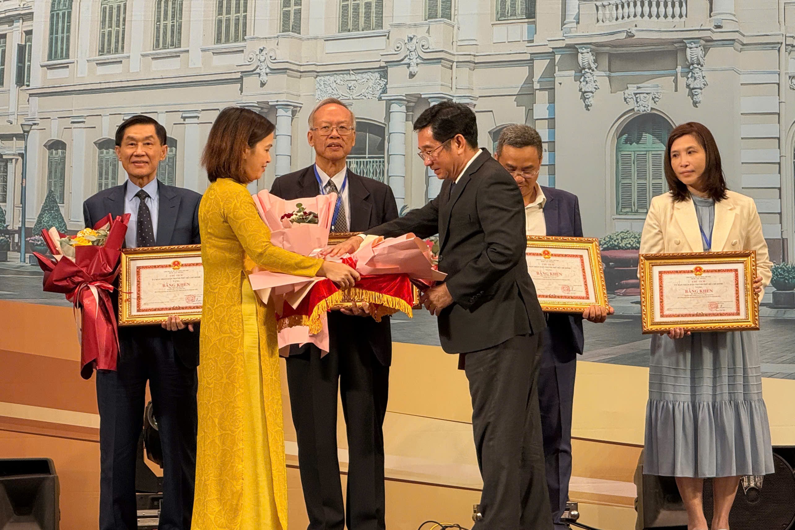 Ủy ban Nhân dân Thành phố Hồ Chí Minh trao Bằng khen cho GS. Lương Văn Hy, Chủ tịch Hội đồng Đạo ...