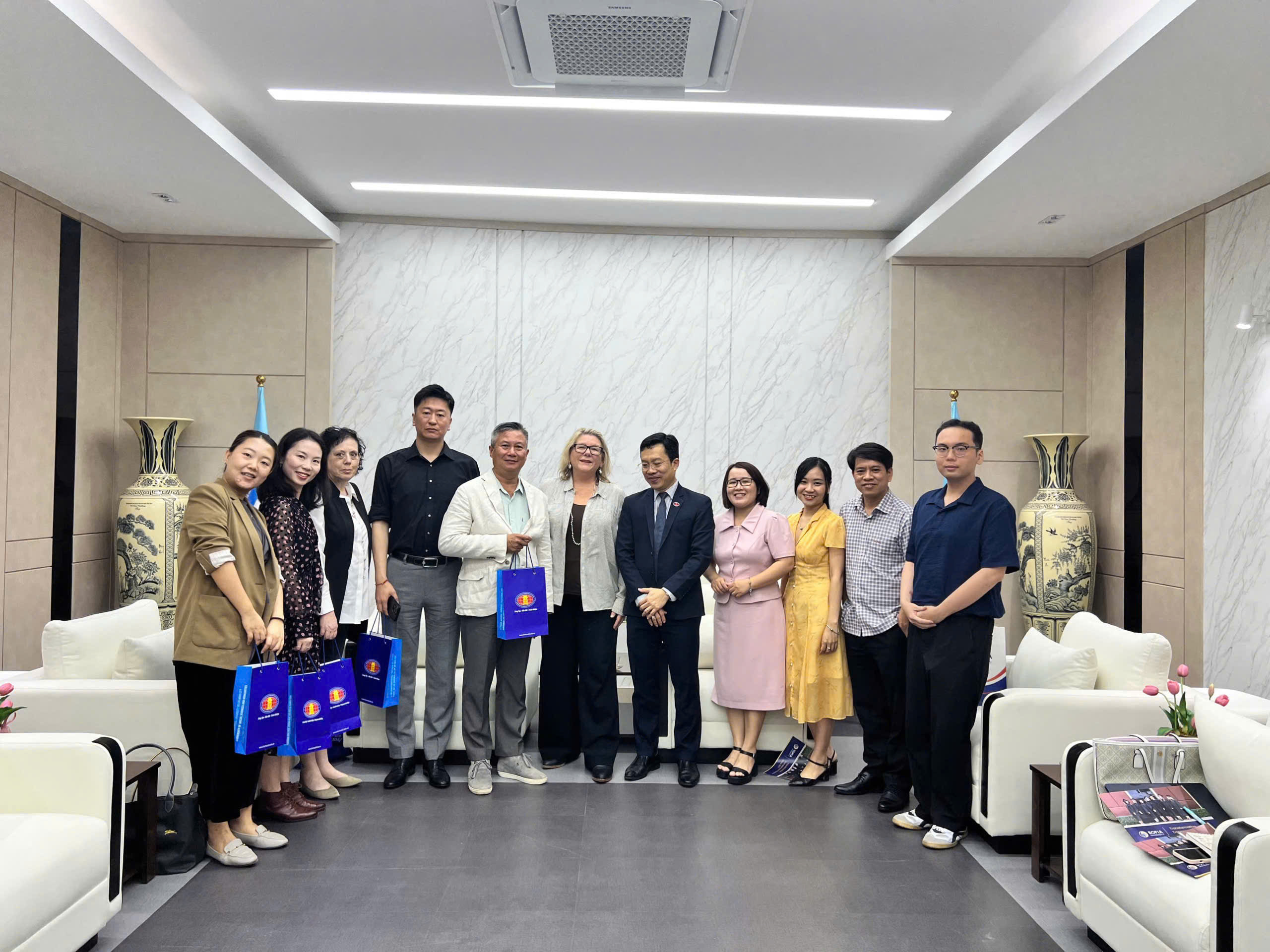 Hiệu trưởng Trường Đại học Sofia (Hoa Kỳ) TS. Carol Lee Humphreys tham ...