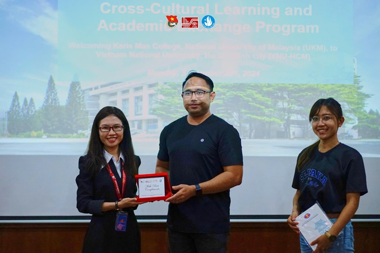Chương trình giao lưu văn hóa với Trường Keris Mas College, Đại học ...