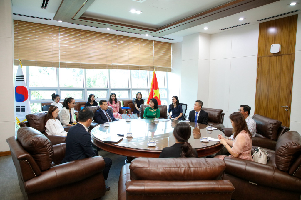 Nhà Trường làm việc với Tổng Lãnh sự Hàn Quốc tại Thành phố Hồ Chí Minh