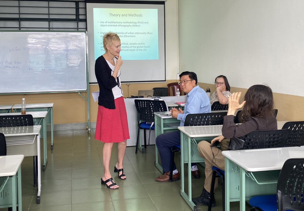 Giáo sư Christina Schwenkel: "Cơi Nới Đẹp: Tương tác đa giác quan với ...