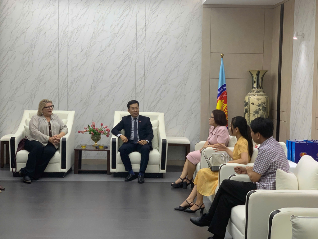 Hiệu trưởng Trường Đại học Sofia (Hoa Kỳ) TS. Carol Lee Humphreys tham ...