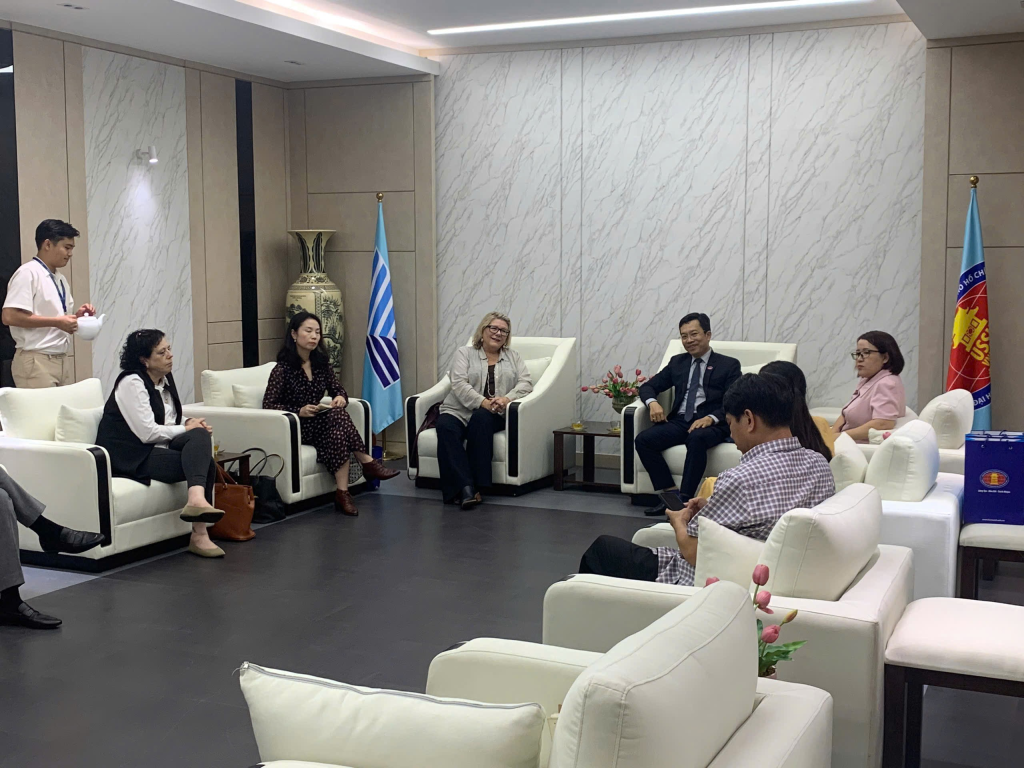 Hiệu trưởng Trường Đại học Sofia (Hoa Kỳ) TS. Carol Lee Humphreys tham ...